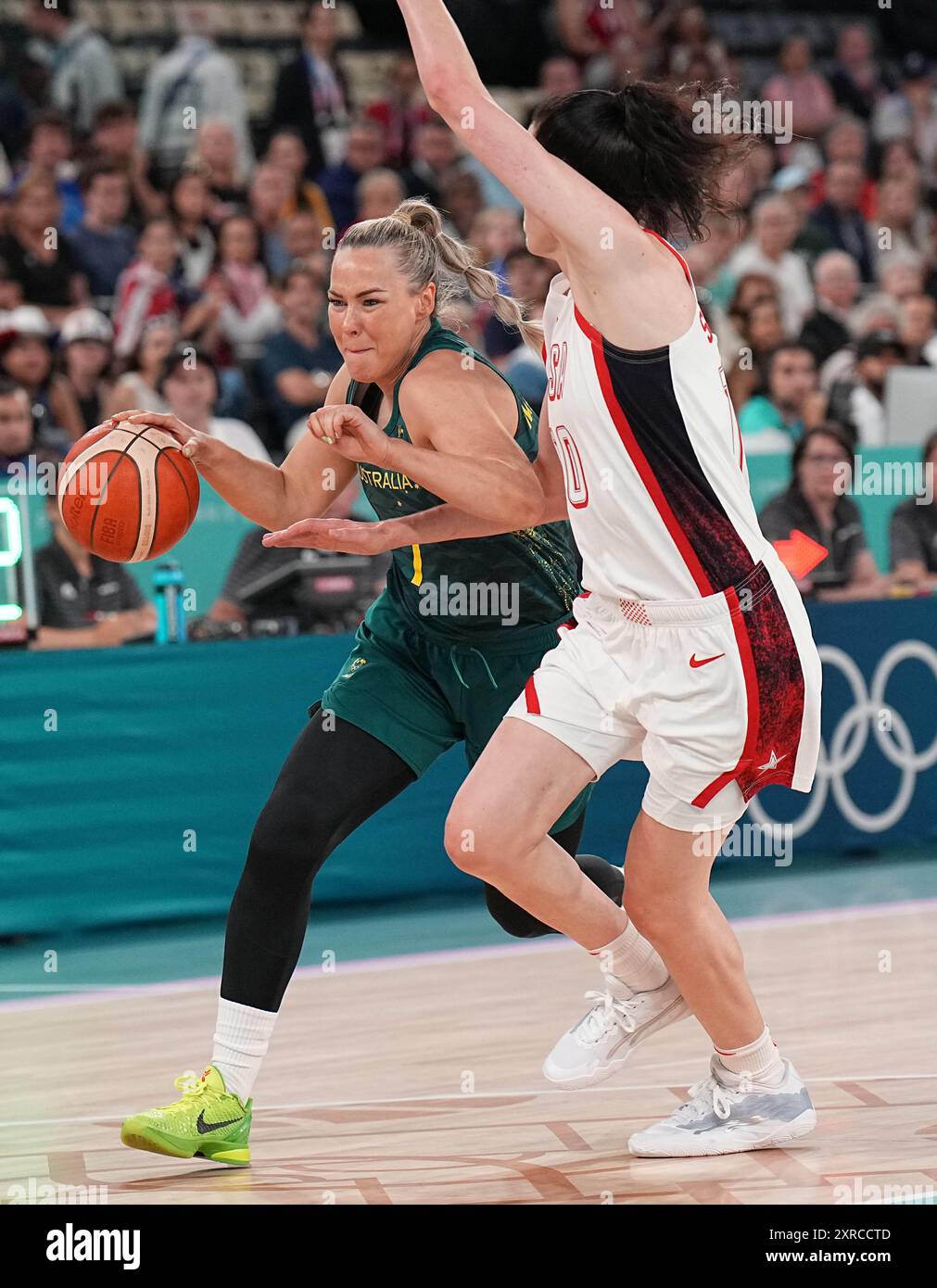 Paris, France. 9th Aug, 2024. Tess Madgen (L) of Australia attempts a ...