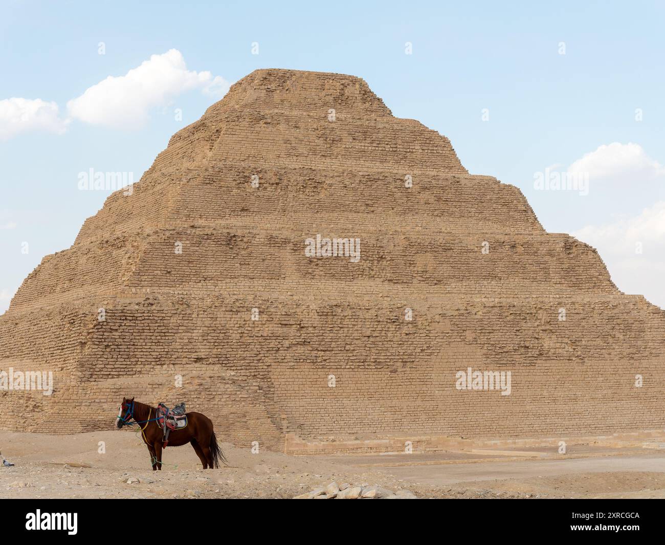 Ancient egypt construction pyramid hi-res stock photography and images ...