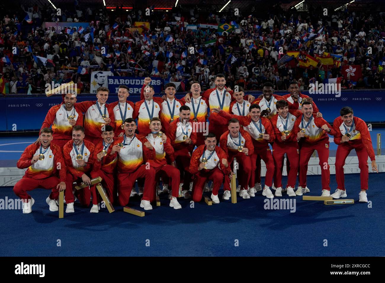 Team Spain celebrates winning the men's soccer gold medal at the Parc ...