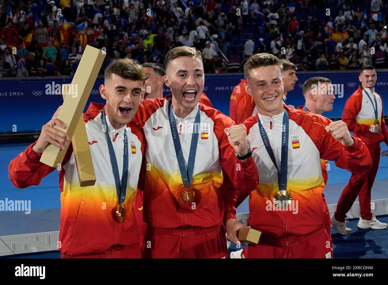 Team Spain celebrates winning the men's soccer gold medal at the Parc ...