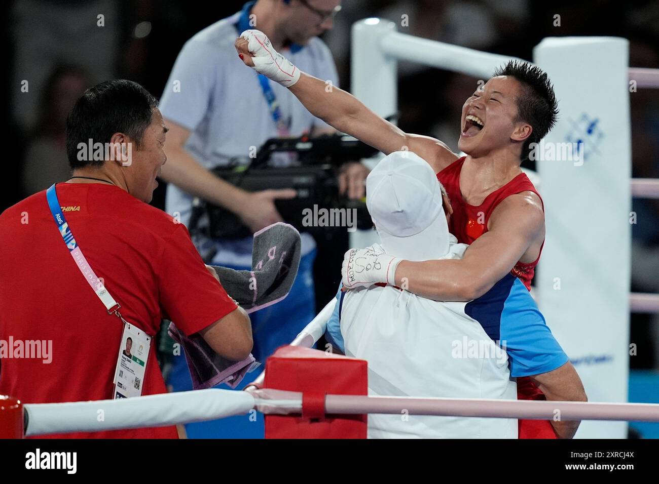 China's Wu Yu celebrates with coaches after defeating Turkey's Buse Naz ...