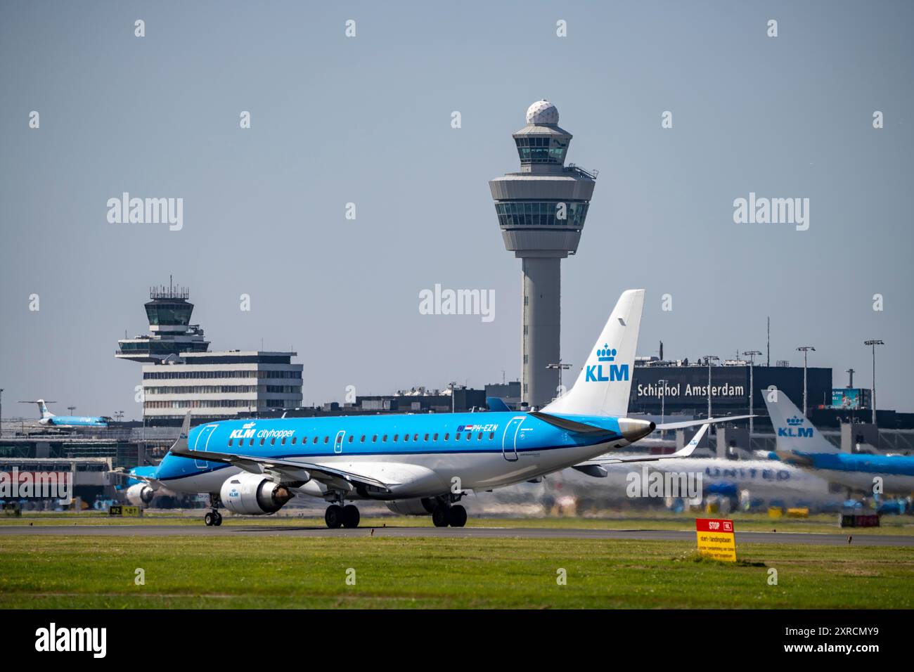 Klm cityhopper embraer e190std hi-res stock photography and images - Alamy