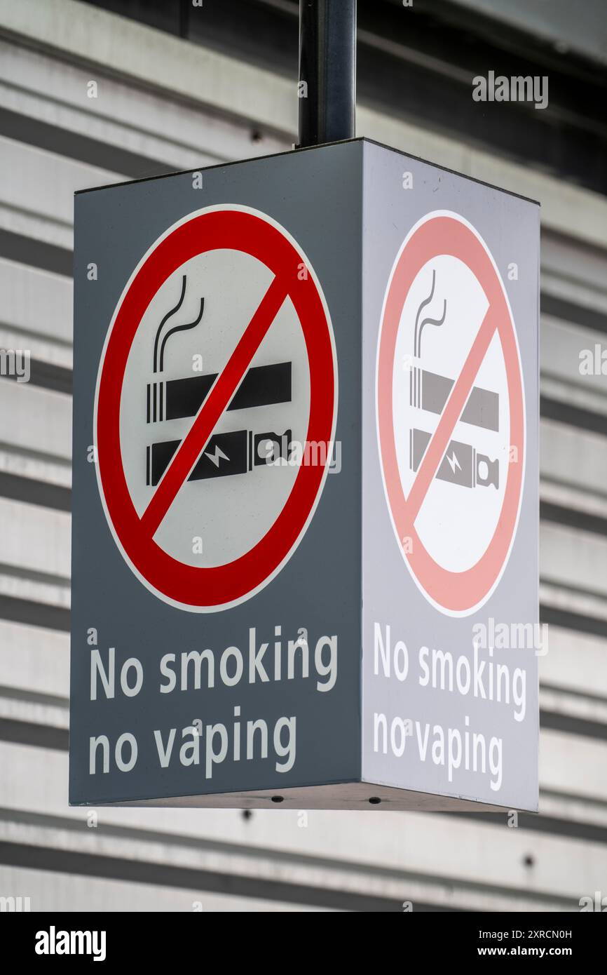 Sign indicating a smoking ban, for normal cigarettes and e-cigarettes ...
