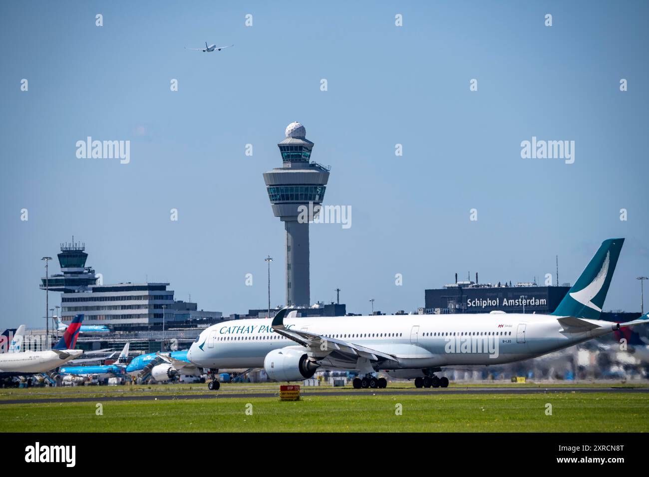 Cathay pacific airbus a350 1041 hi-res stock photography and images - Alamy