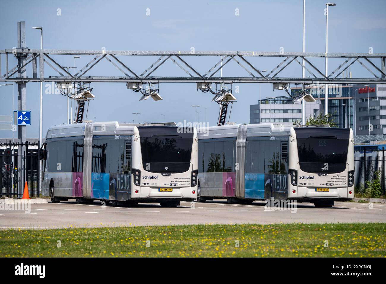 Schnellladestation für Elektrobusse am Flughafen Amsterdam Schiphol ...