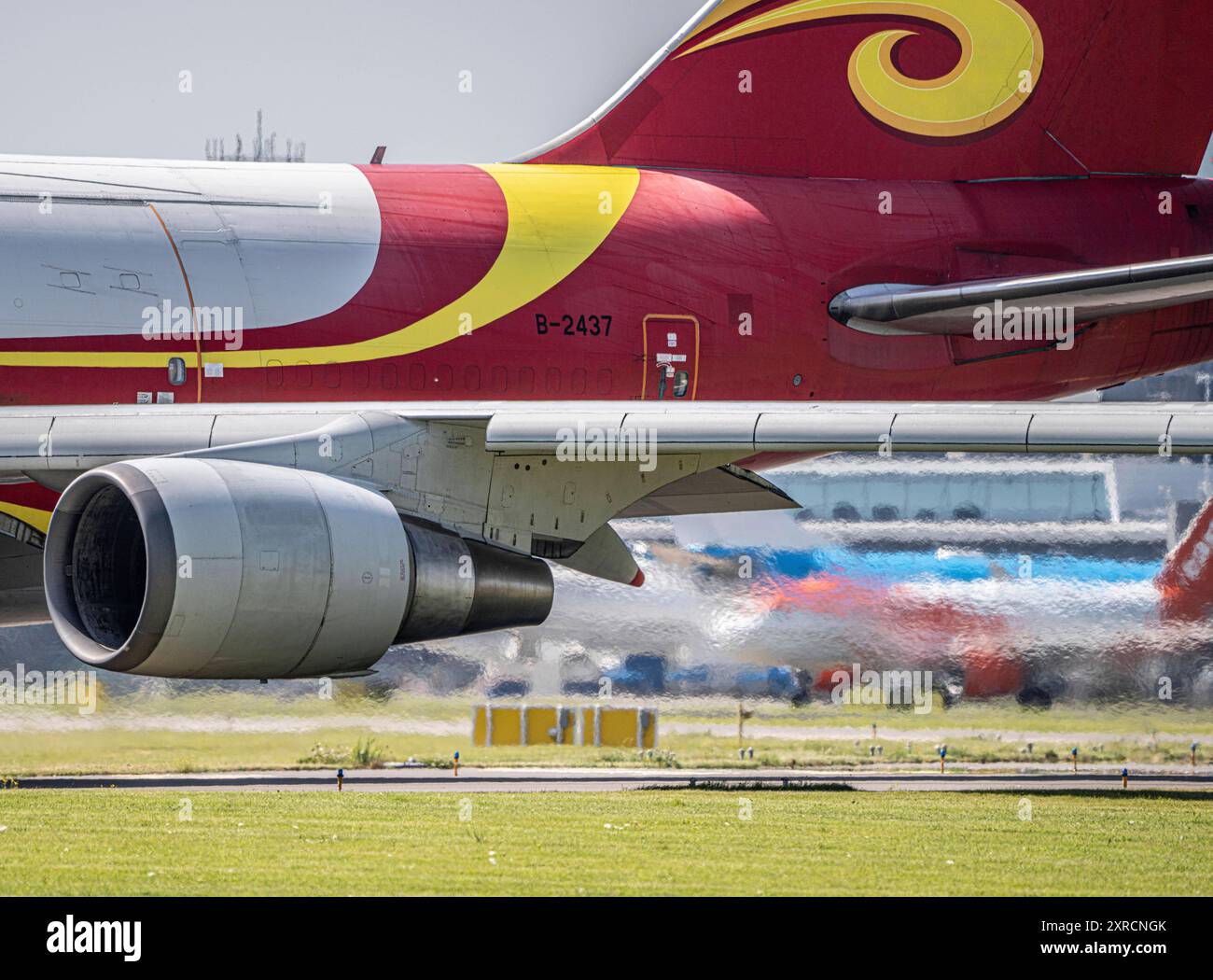 Abgasstrahl eines der 4 Triebwerke einer Suparna Airlines Cargo Boeing ...