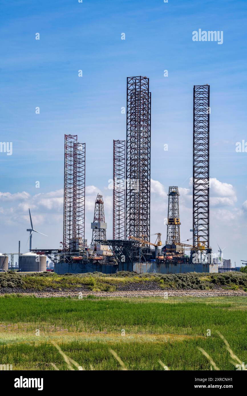 Öl- und Gasförderplattformen, Bohrinseln, die im Hafengebiet von ...