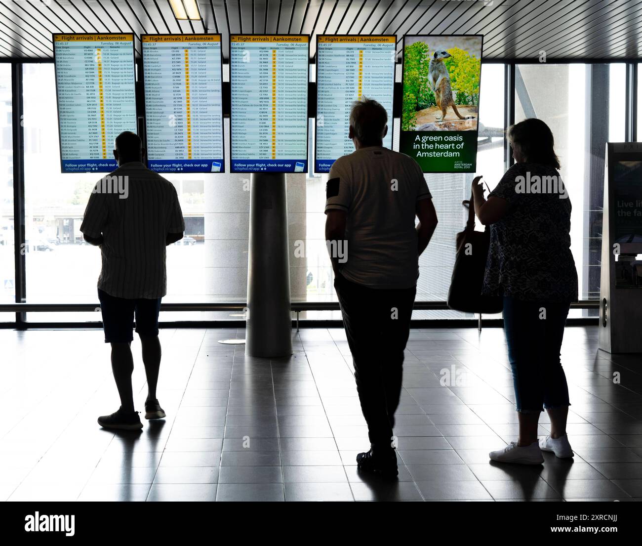 Infoscreens zu Abflügen, Ankunft auf den Flughafen Amsterdam Schiphol ...