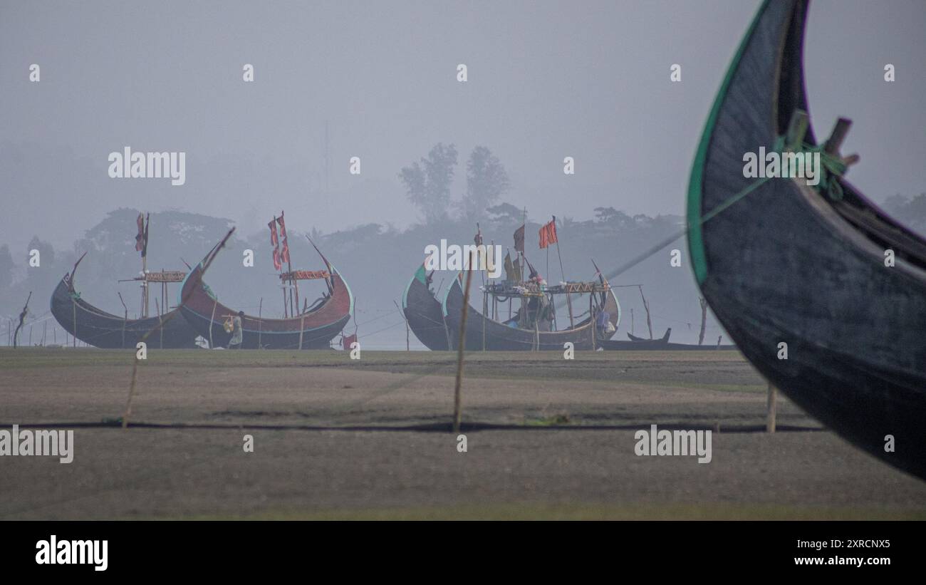 Traditional Moon Boats (Shander Nouka) banked on the beach during high ...