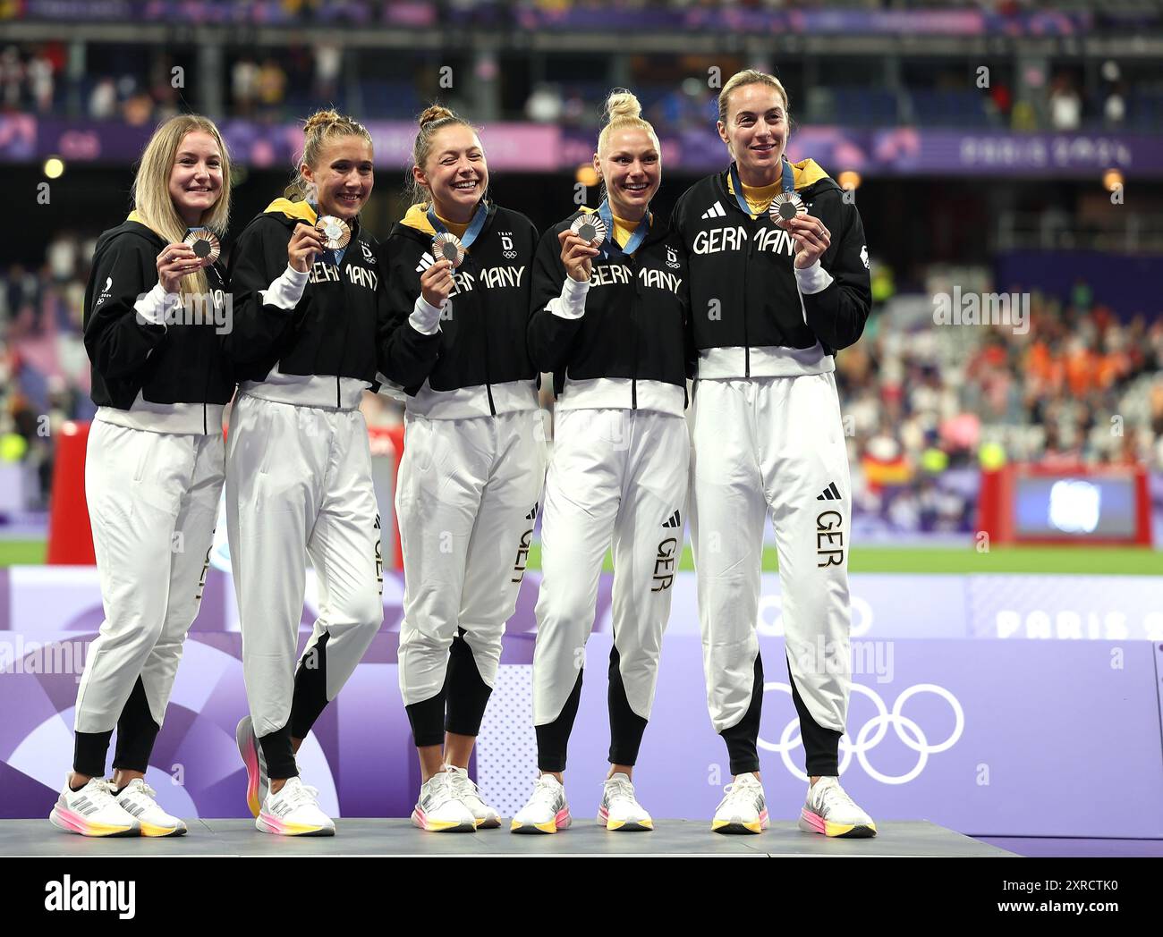 Paris, France. 9th Aug, 2024. Bronze medalists team Germany react ...