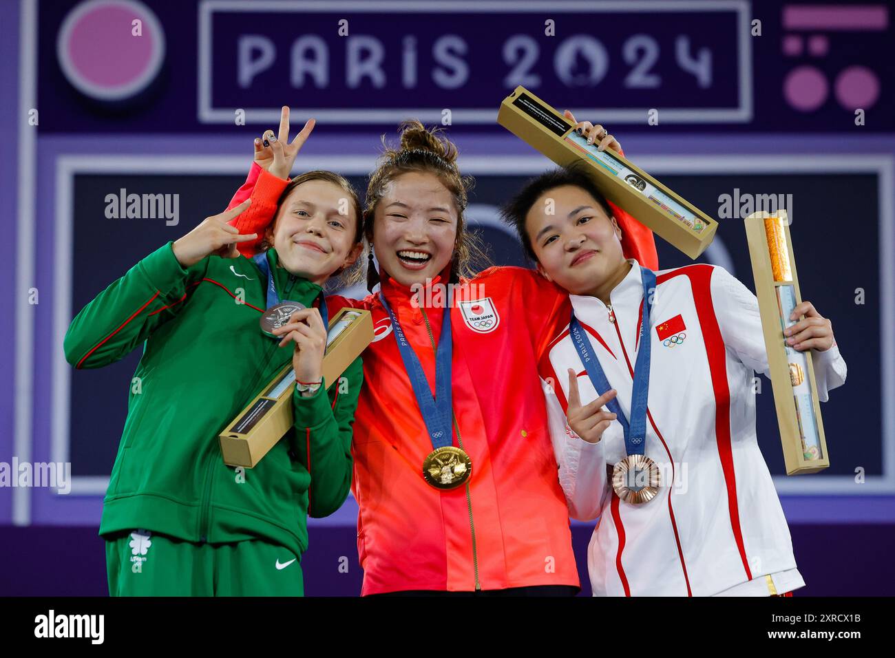 (240809) -- PARIS, Aug. 9, 2024 (Xinhua) -- Gold medalist Yuasa Ami (C ...
