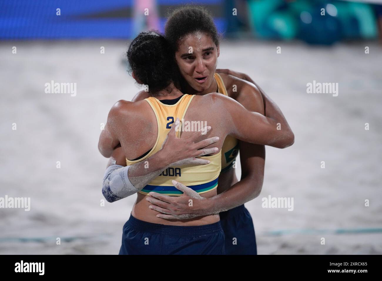 Brazil's Ana Patricia Silva Ramos, facing, hugs teammate Eduarda "Duda ...