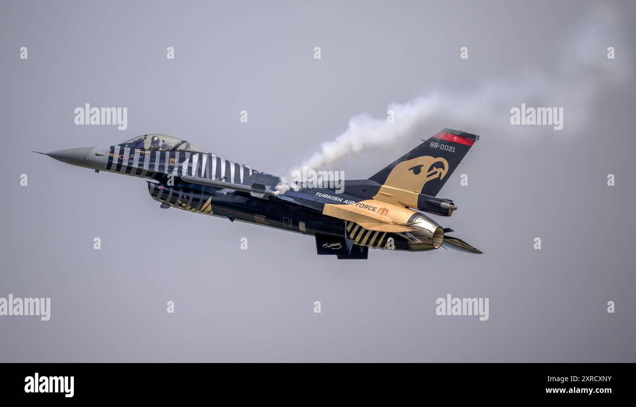 Turkish Air Force F-16C Fighting Falcon "Soloturk" practice dispay at ...