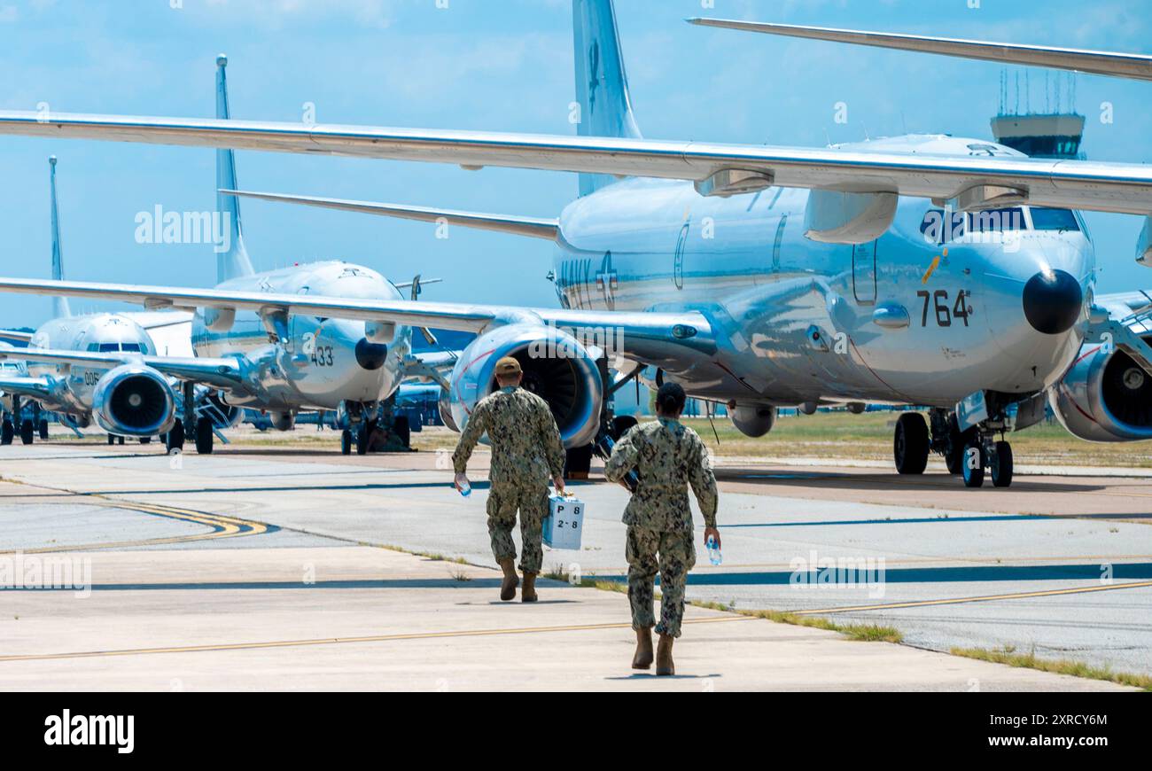 Sailors at Naval Air Station (NAS) Joint Reserve Base (JRB) prepare ...