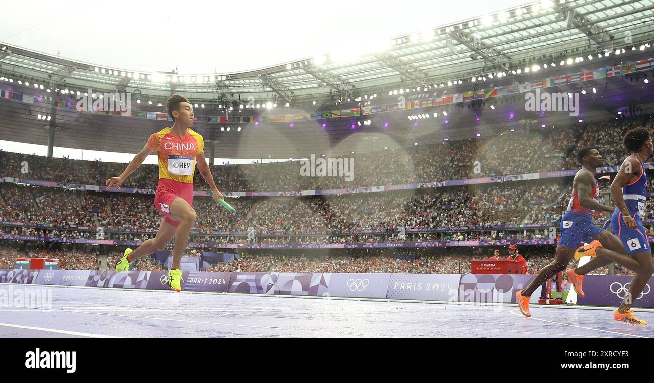 Paris, France. 9th Aug, 2024. Chen Jiapeng (L) of team China competes ...