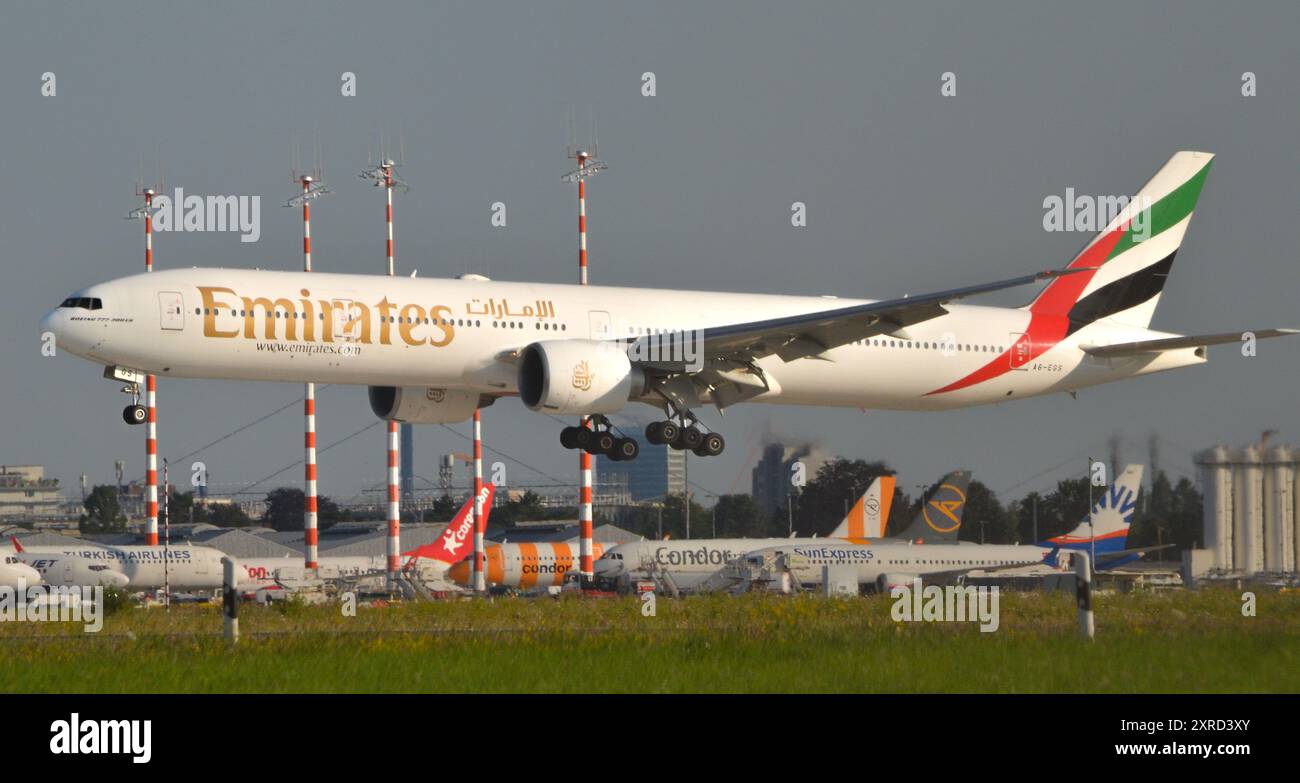 Boeing 77 300er hi-res stock photography and images - Alamy