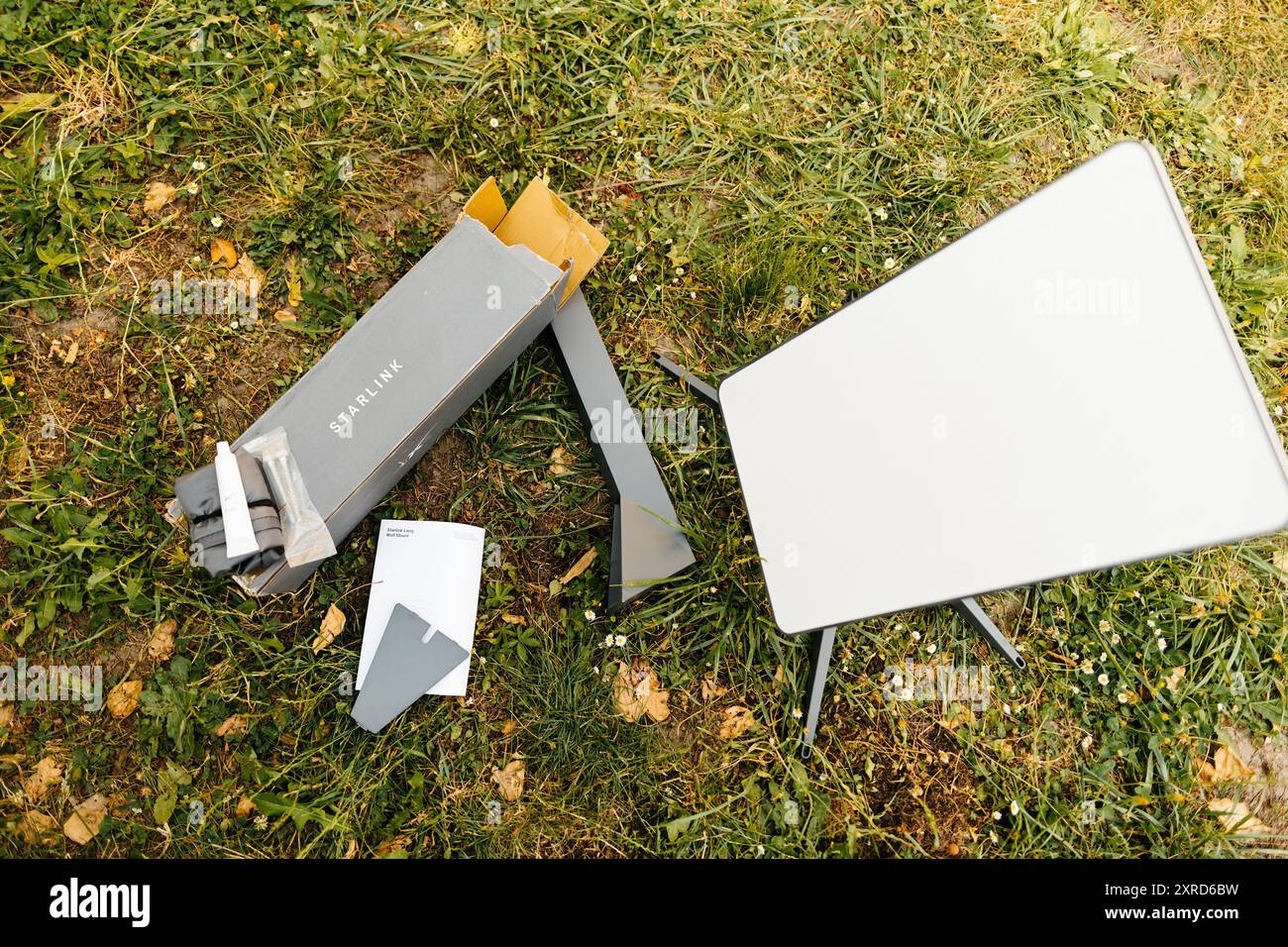 Starlink kit hi-res stock photography and images - Alamy