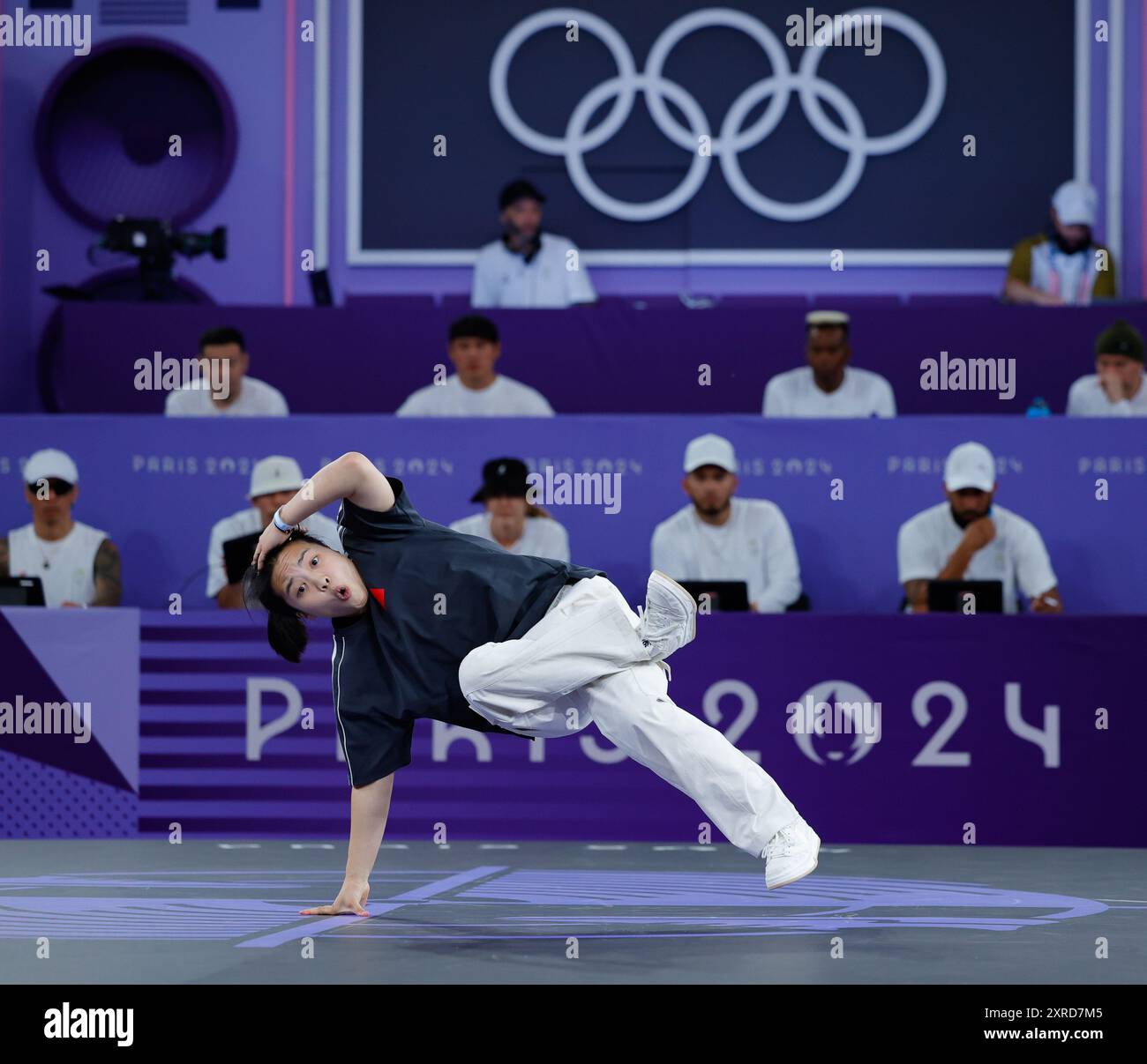 (240809) -- PARIS, Aug. 9, 2024 (Xinhua) -- Liu Qingyi (L) of China ...