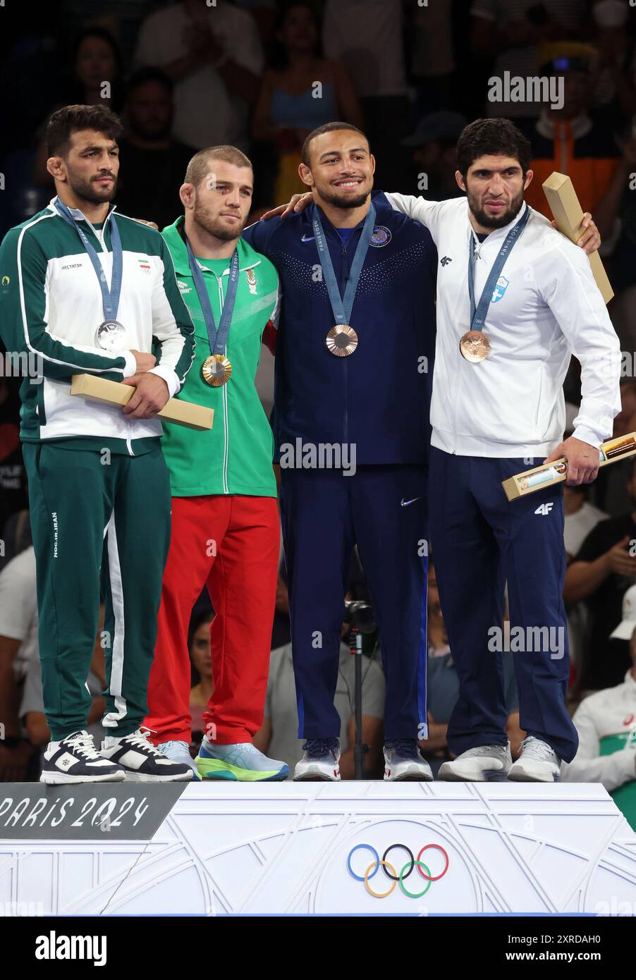 Paris, France. 09th Aug, 2024. Aaron Brooks of the US (2R) poses with ...