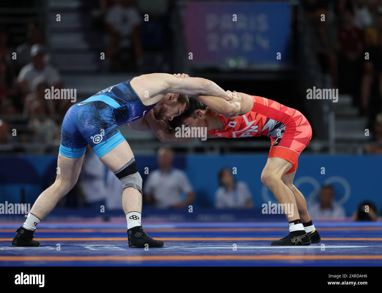 Paris, France. 09th Aug, 2024. Spencer Lee of the US (blue) wrestles against Rei Higuchi of ...
