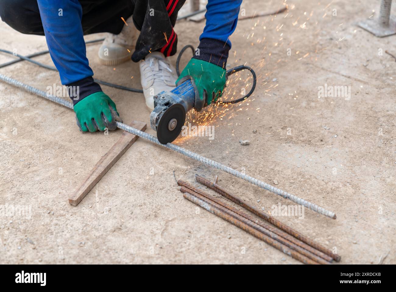 Steel rod cutting machine hi-res stock photography and images - Alamy