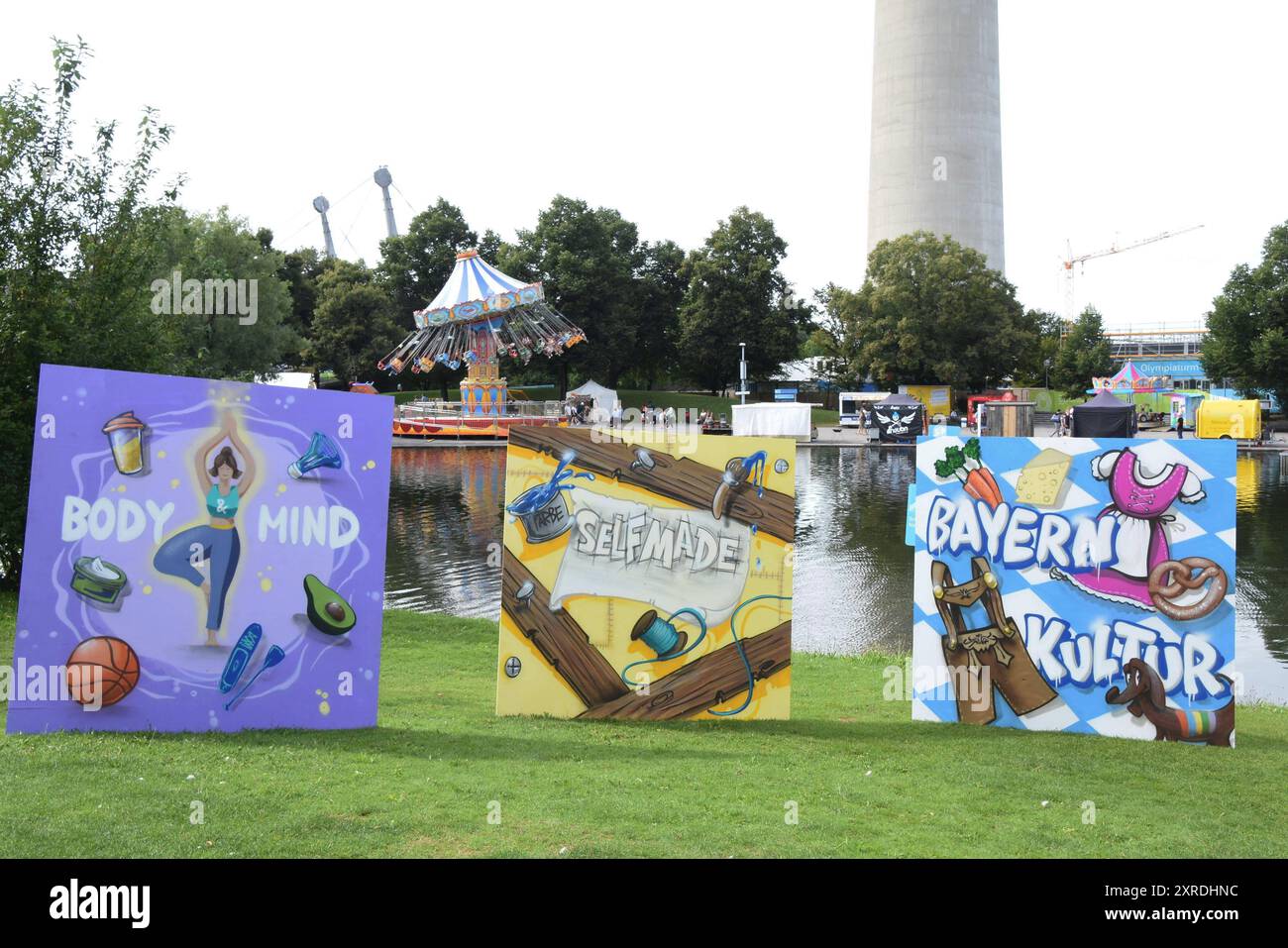 Symbol Plakate-Karussel Muenchen 09.08.2024 Olympiapark Muenchner ...