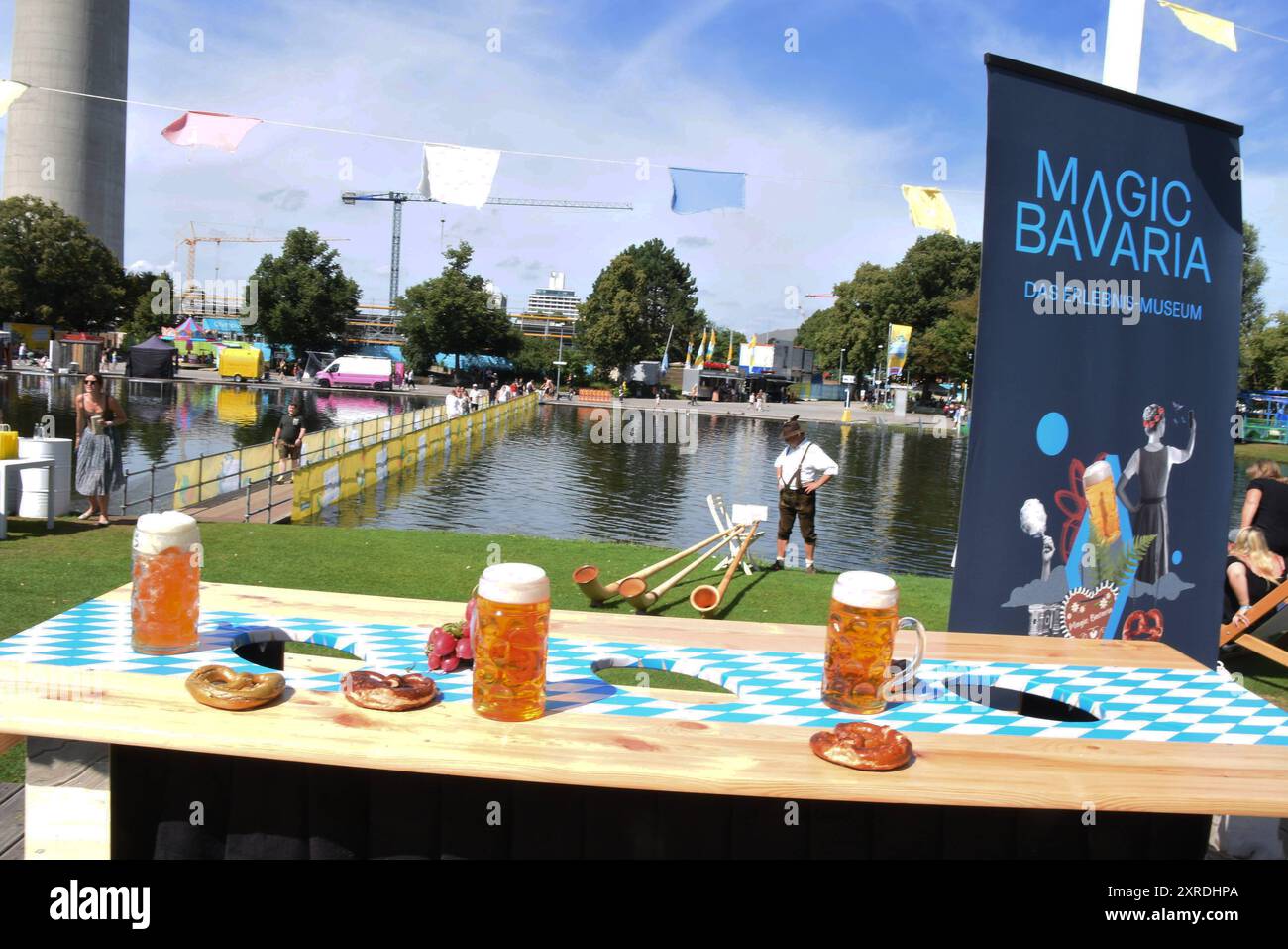 Bier-Symbol Plakat-Olympiasee Olympiaturm Muenchen 09.08.2024 ...