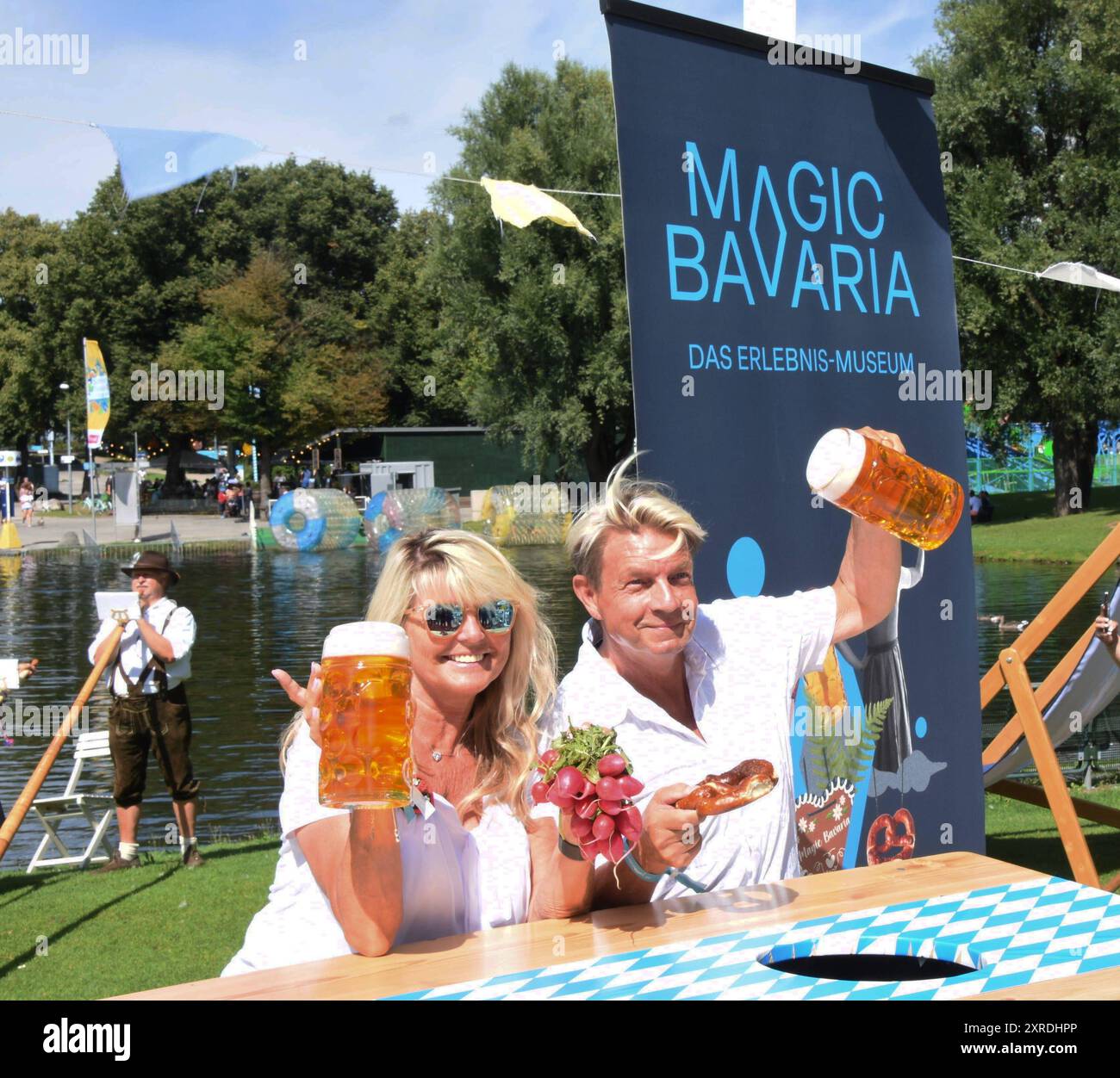 mit Moderatoren -Symbol Plakat -Olympiasee Muenchen 09.08.2024 ...