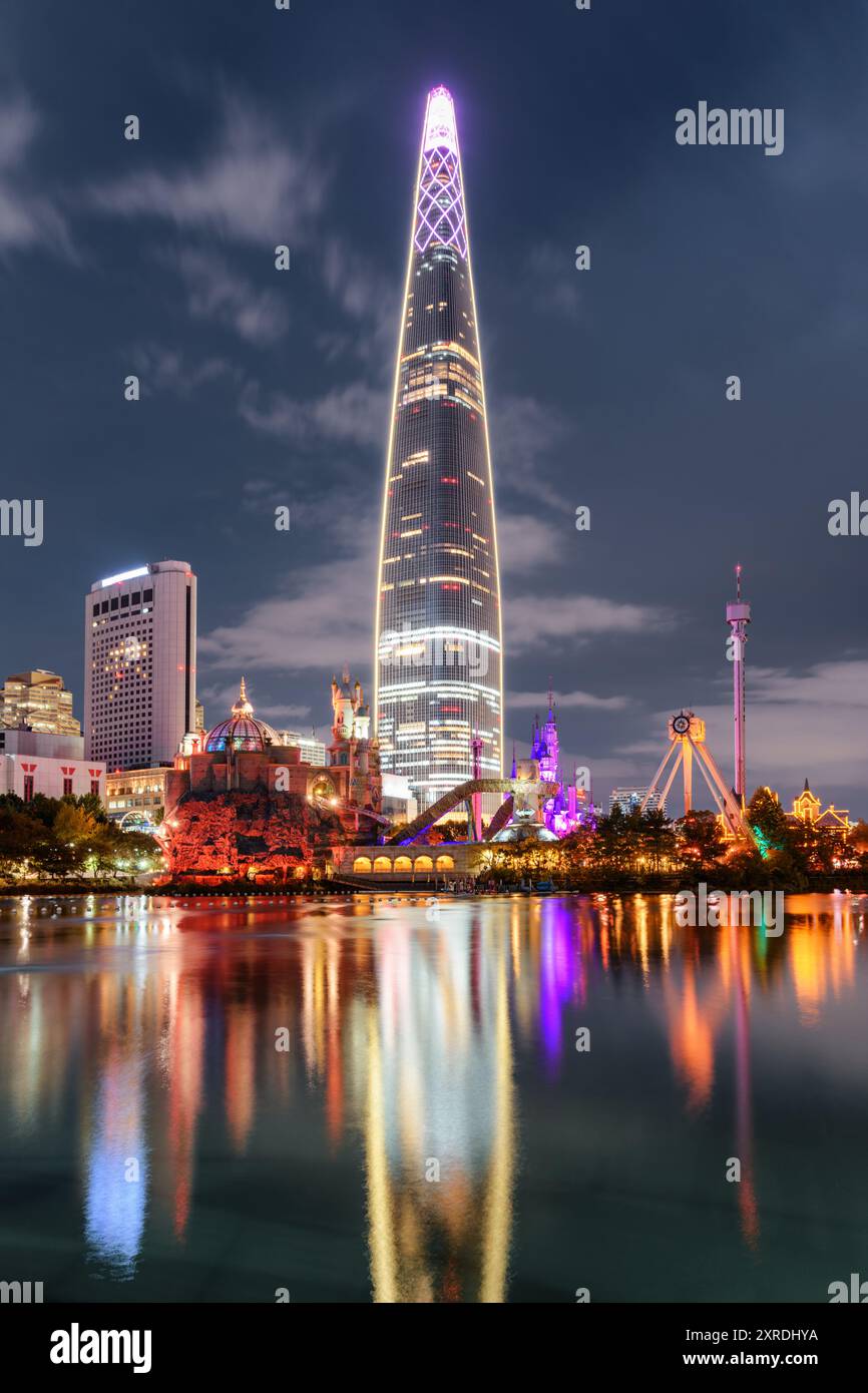Amazing night view of skyscraper reflected in lake, Seoul Stock Photo ...