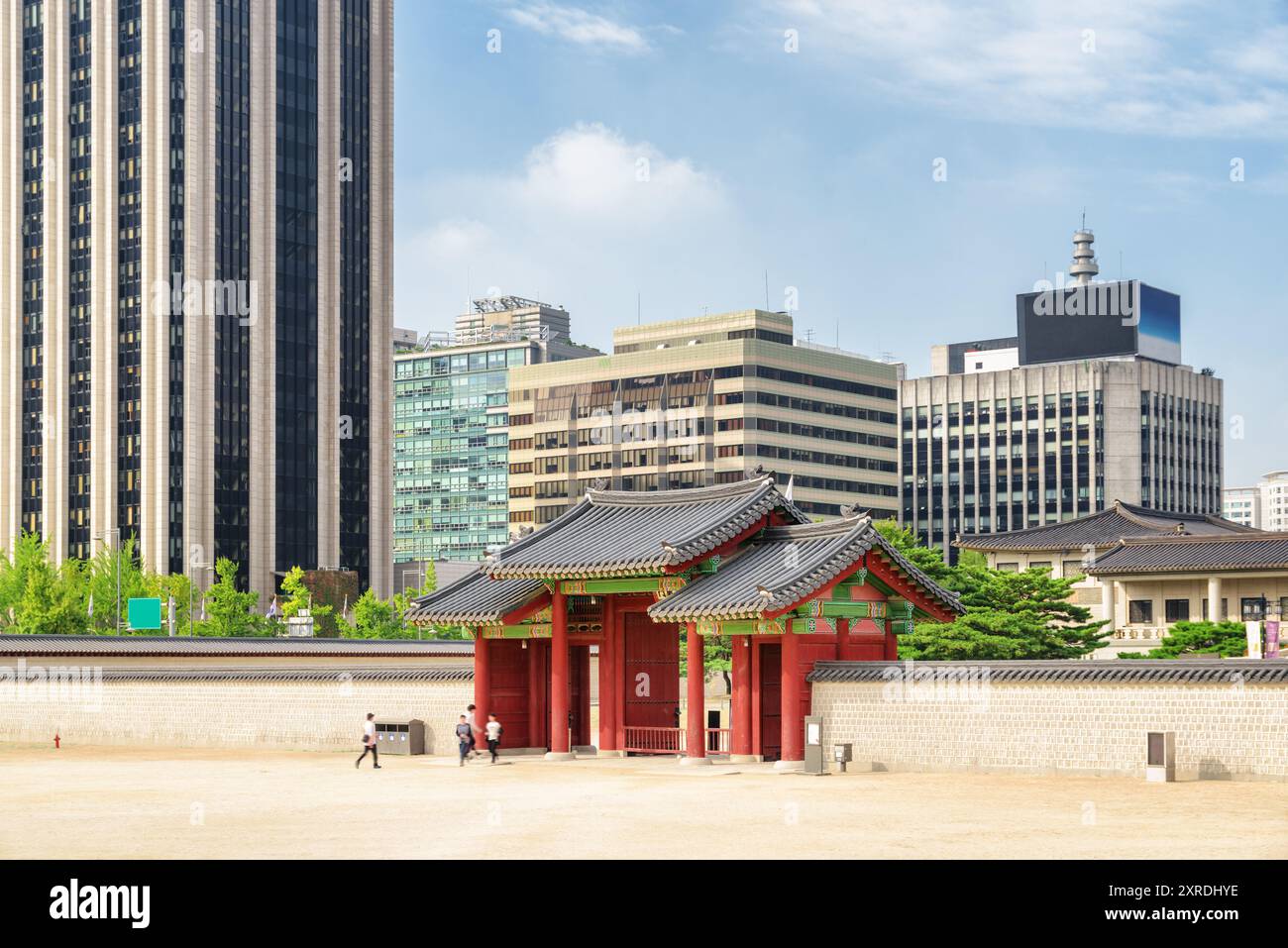 Red wooden gate of Gyeongbokgung Palace in Seoul, South Korea Stock ...
