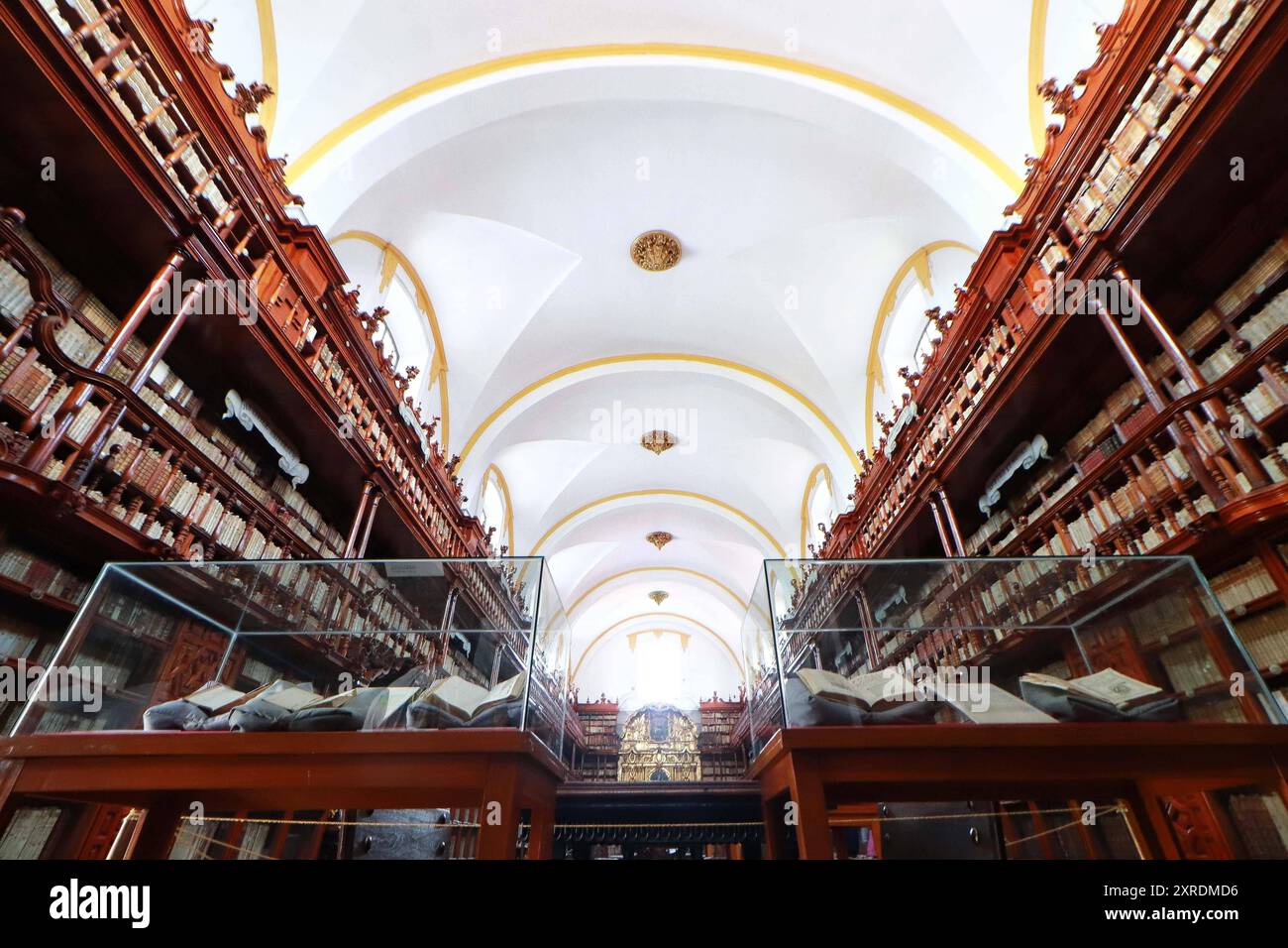 The Palafoxiana Library General view of the Palafoxiana Library ...