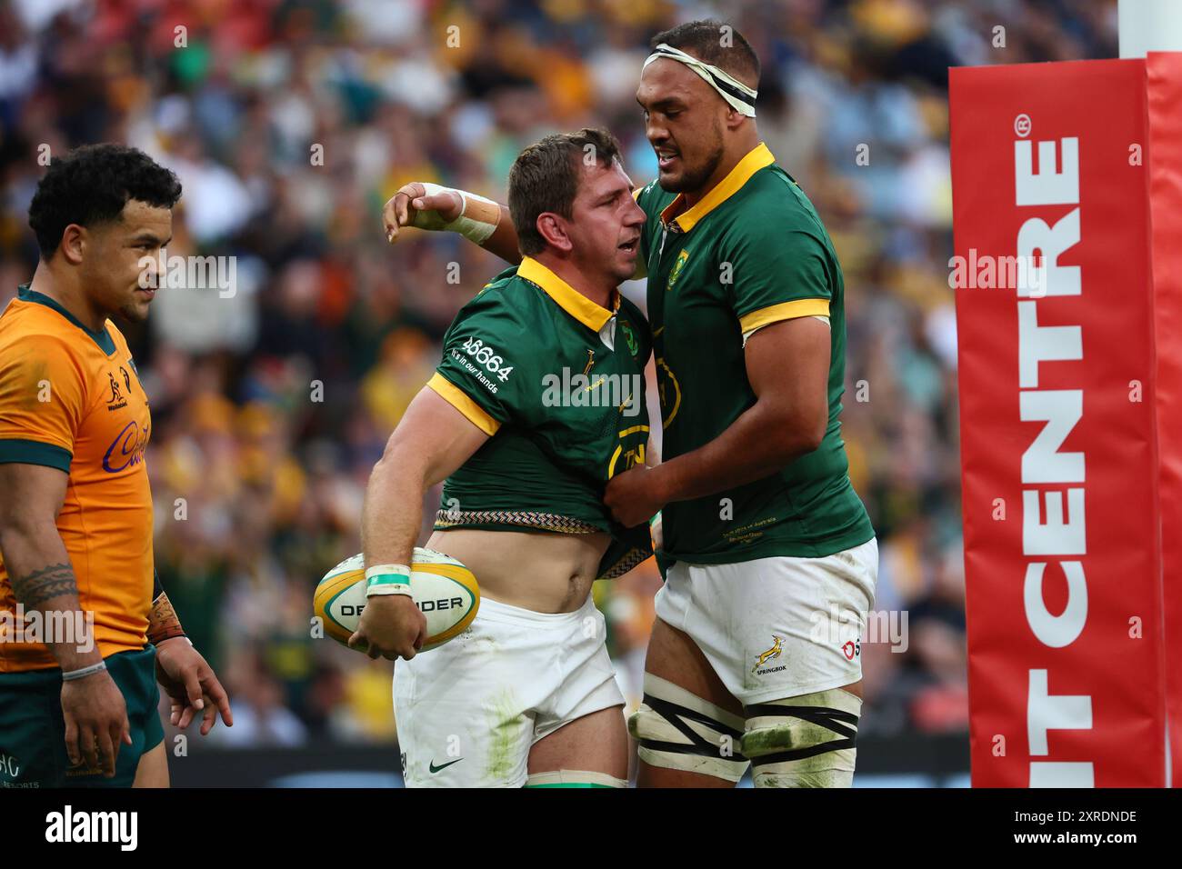 South Africa's Kwagga Smith, center, celebrates with teammate South ...