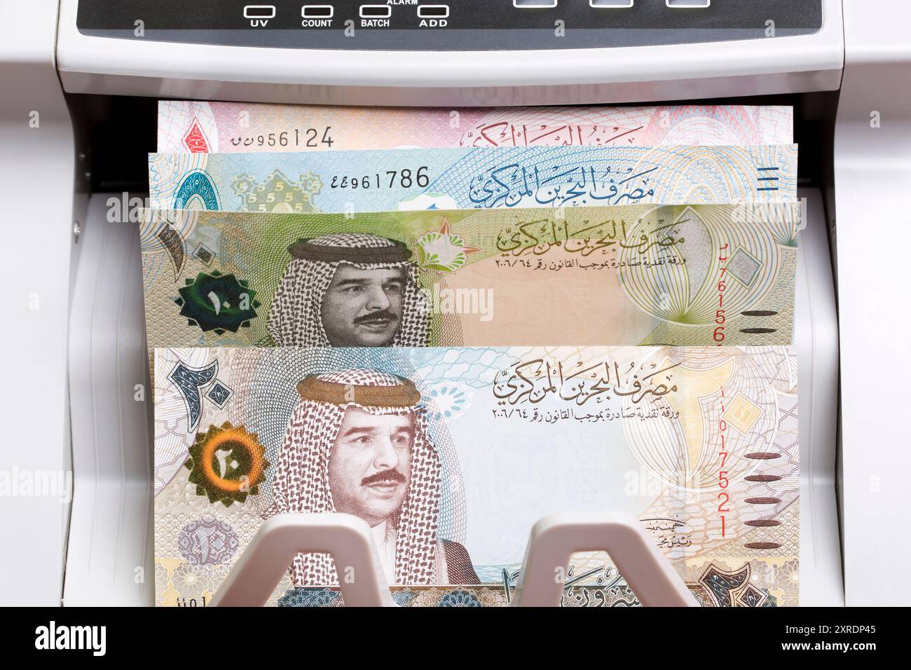 Bahraini money - dinar in the counting machine Stock Photo - Alamy