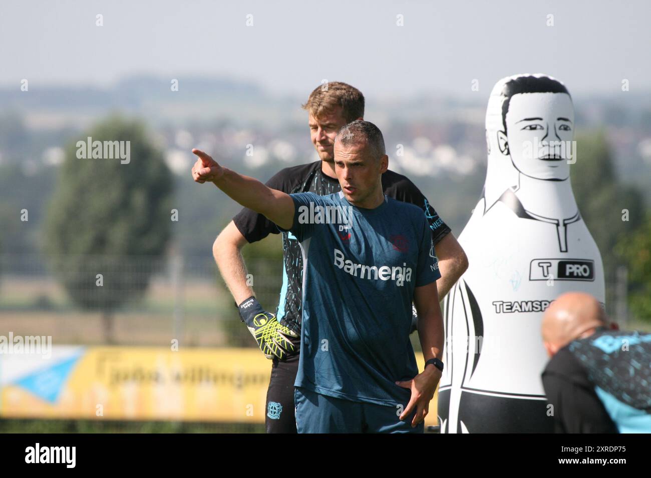 Torwarttrainer David Thiel, im Hintergrund Lukas Hradecky Stock Photo ...