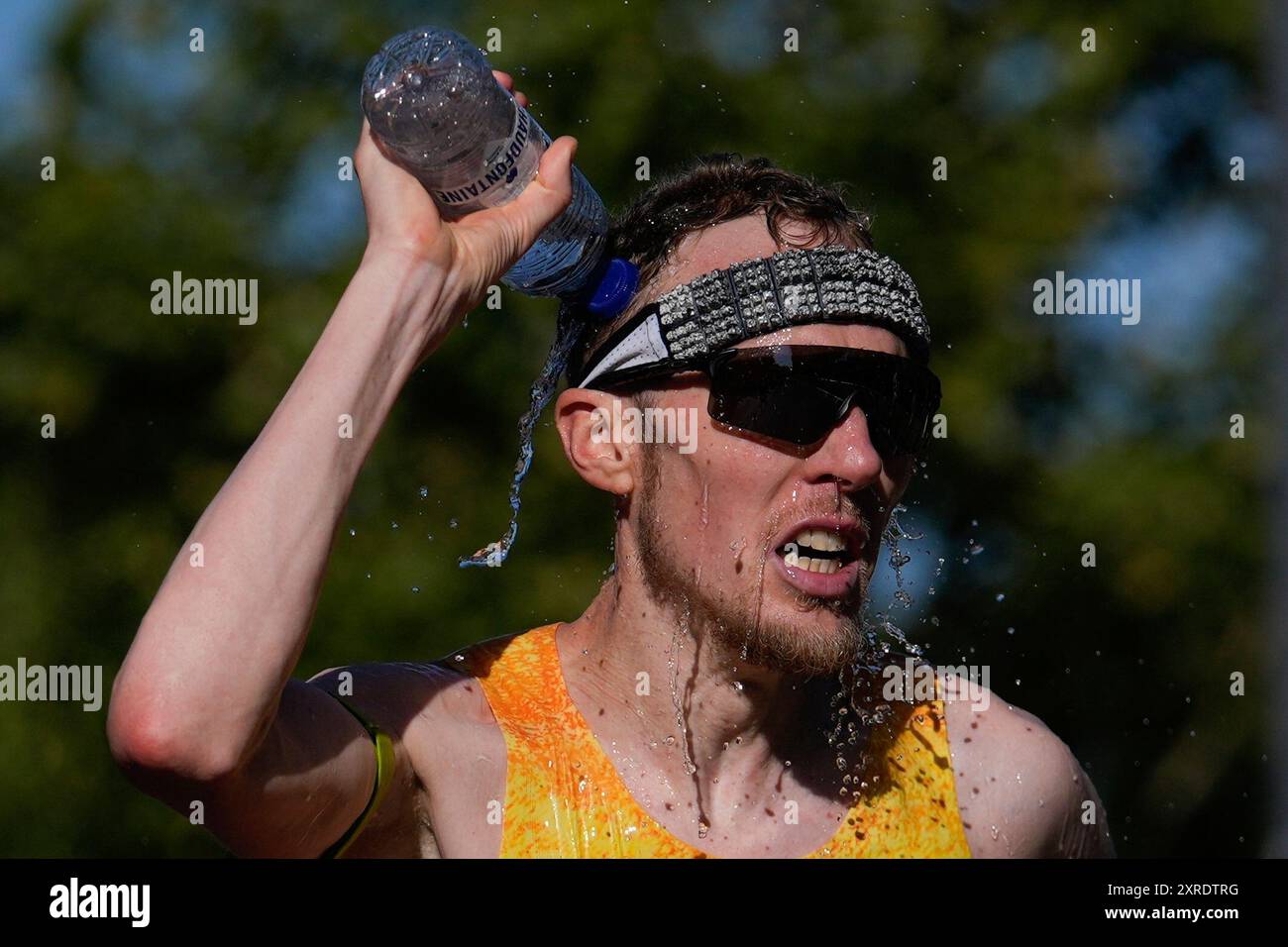 Richard Ringer of Germany splashes water over himself during the men's ...