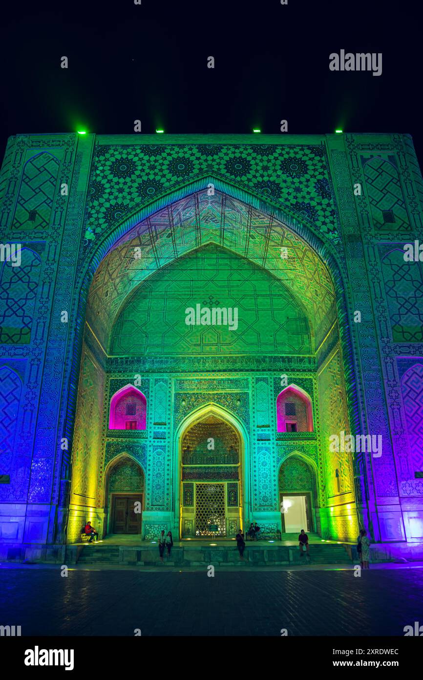 Light show on the facades of the madrasahs of Registan Square. Details ...