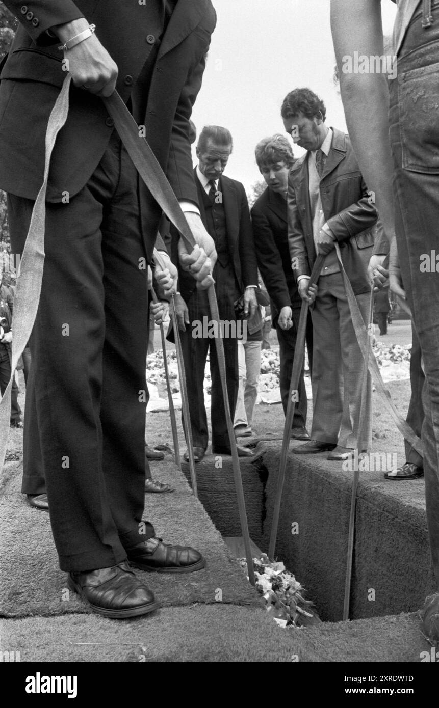 Lowering coffin into a grave. The funeral of Blair Peach an east London ...