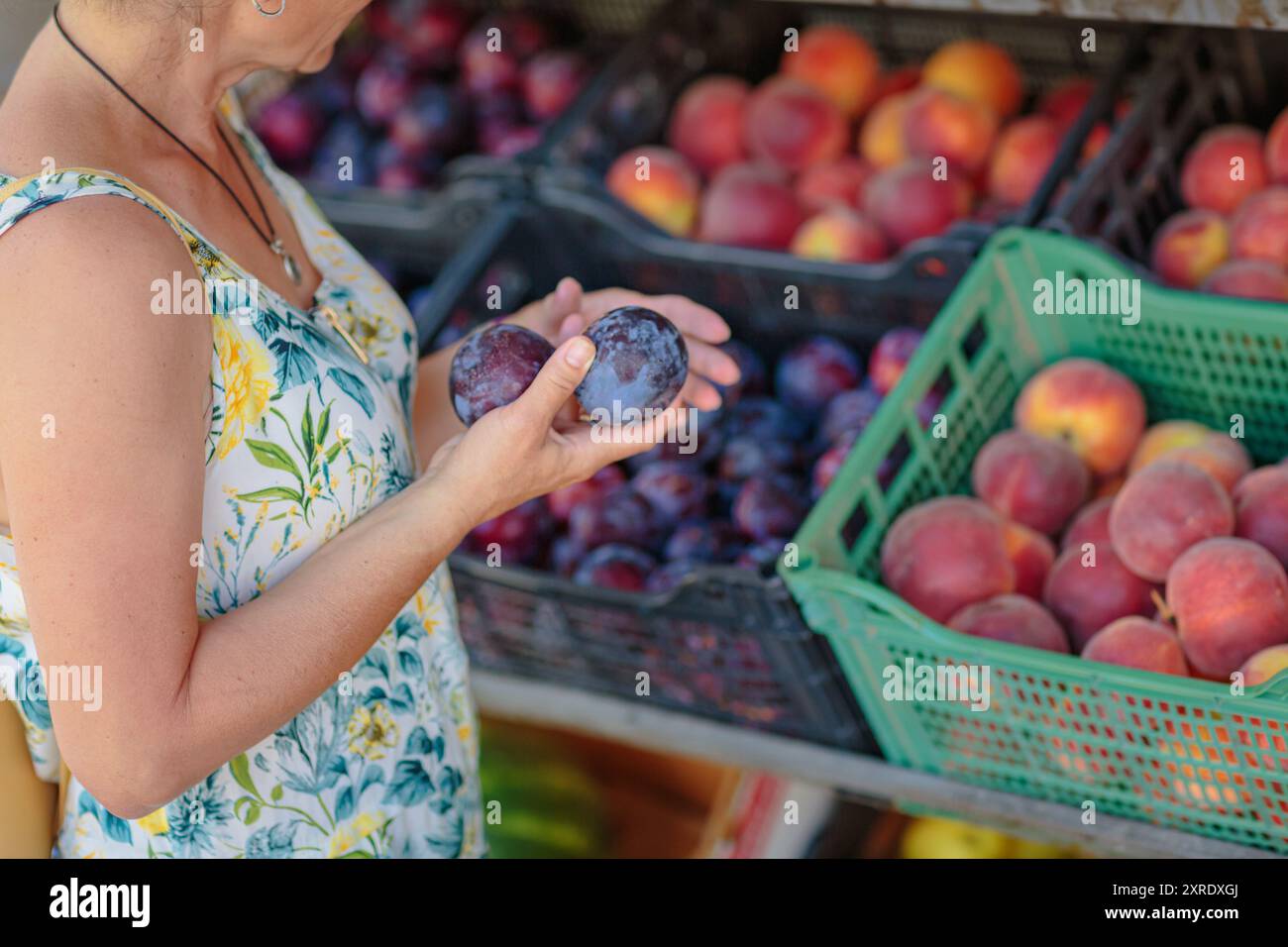 Mature woman choosing fruit in street store Stock Photo - Alamy