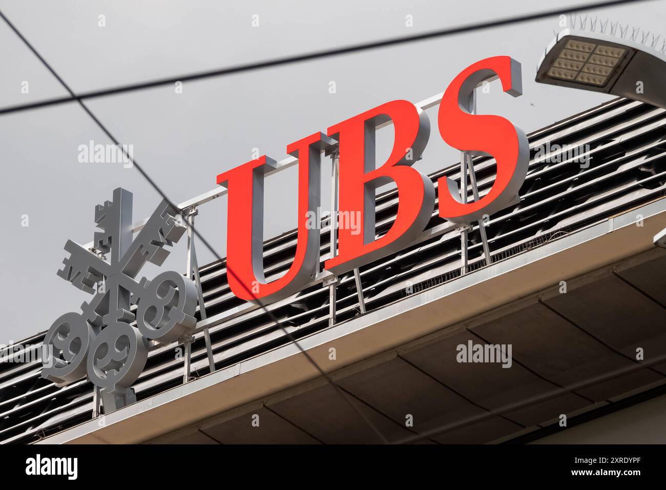 UBS-Logo an einem Gebäude in Zürich Das Bild zeigt das markante Logo ...