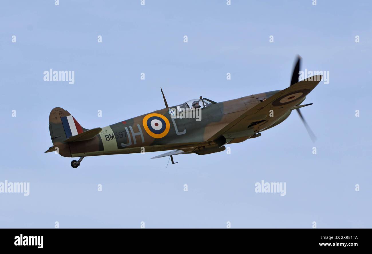 Vintage Supermarine Spitfire aircraft in flight Stock Photo - Alamy