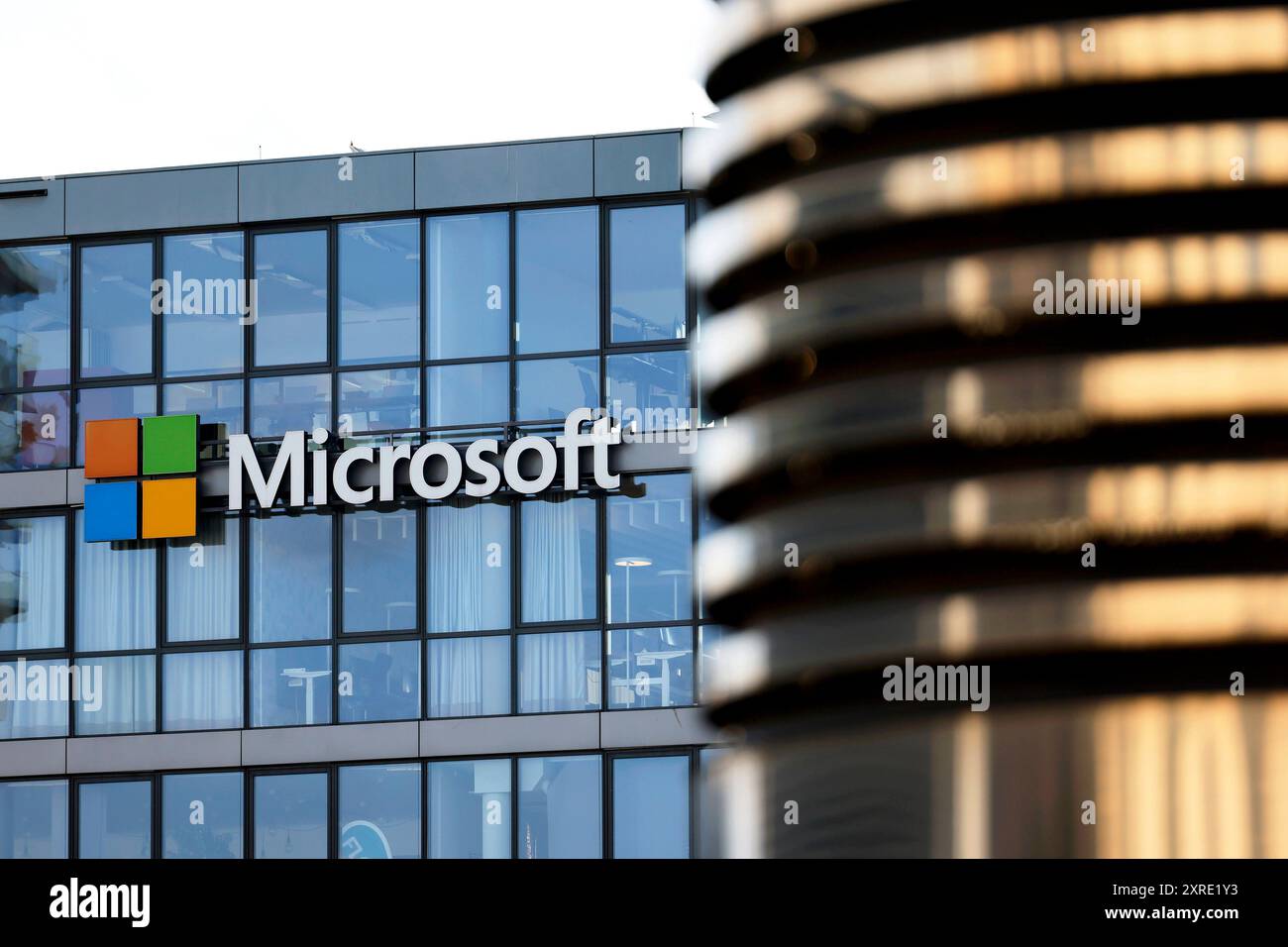 Logo der Microsoft Corporation am Sitz der Microsoft Deutschland GmbH ...