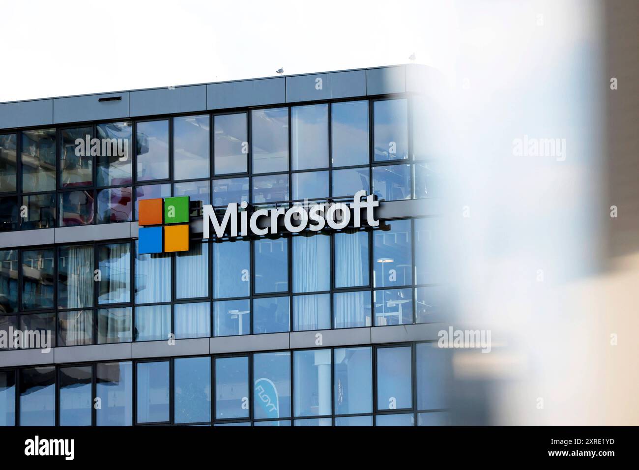 Logo der Microsoft Corporation am Sitz der Microsoft Deutschland GmbH ...