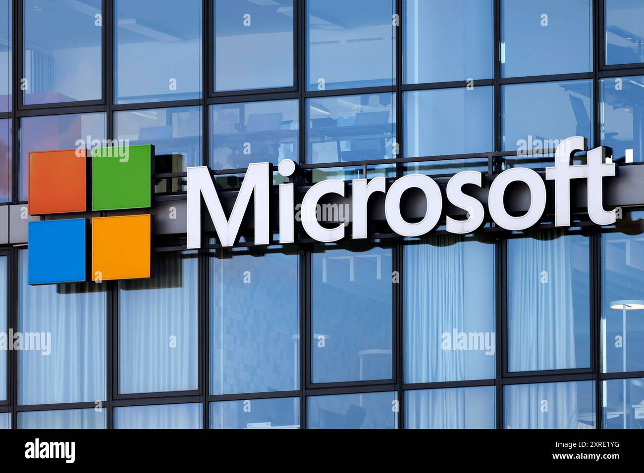 Logo der Microsoft Corporation am Sitz der Microsoft Deutschland GmbH im Rheinauhafen ...