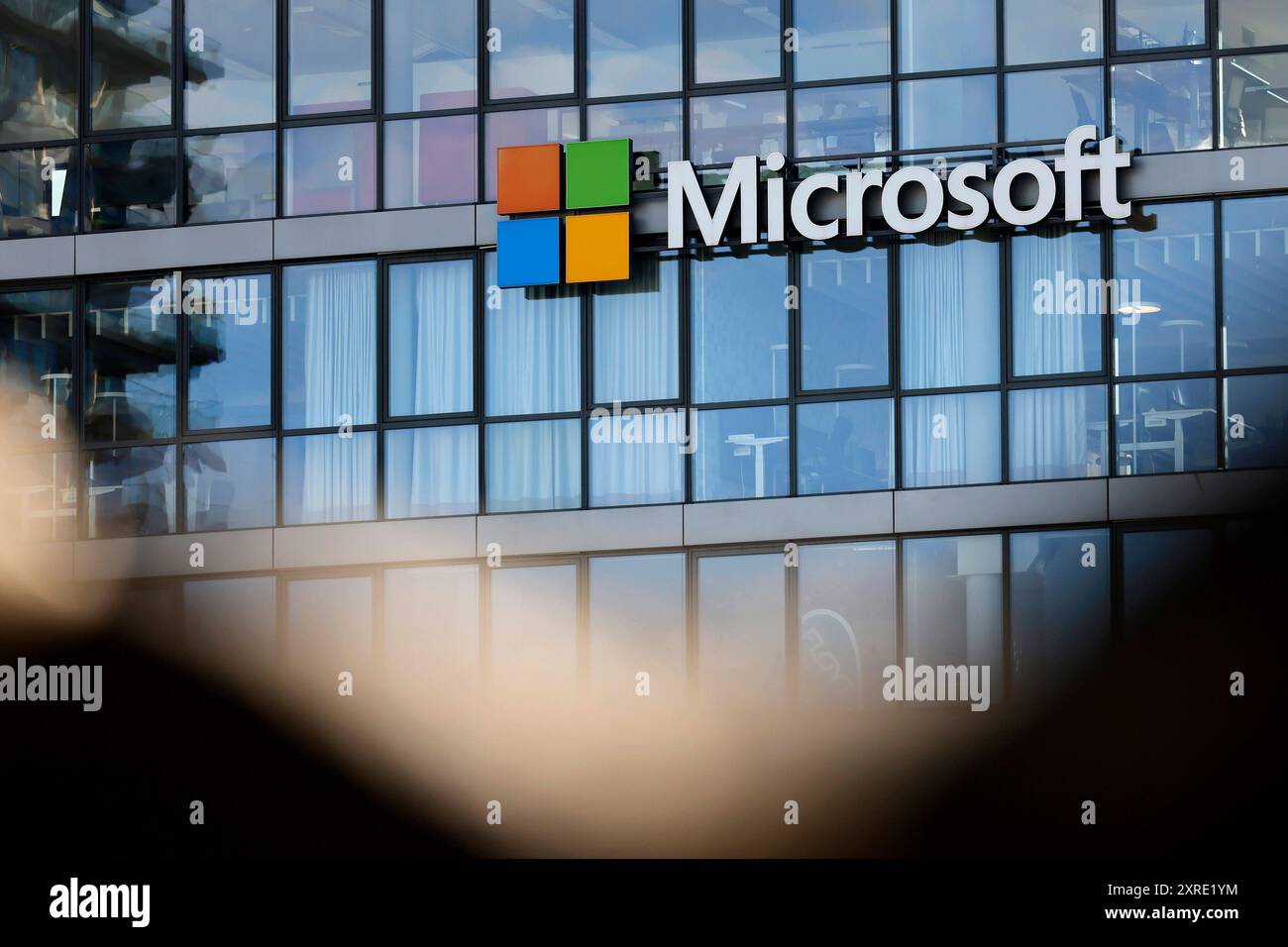 Logo der Microsoft Corporation am Sitz der Microsoft Deutschland GmbH ...