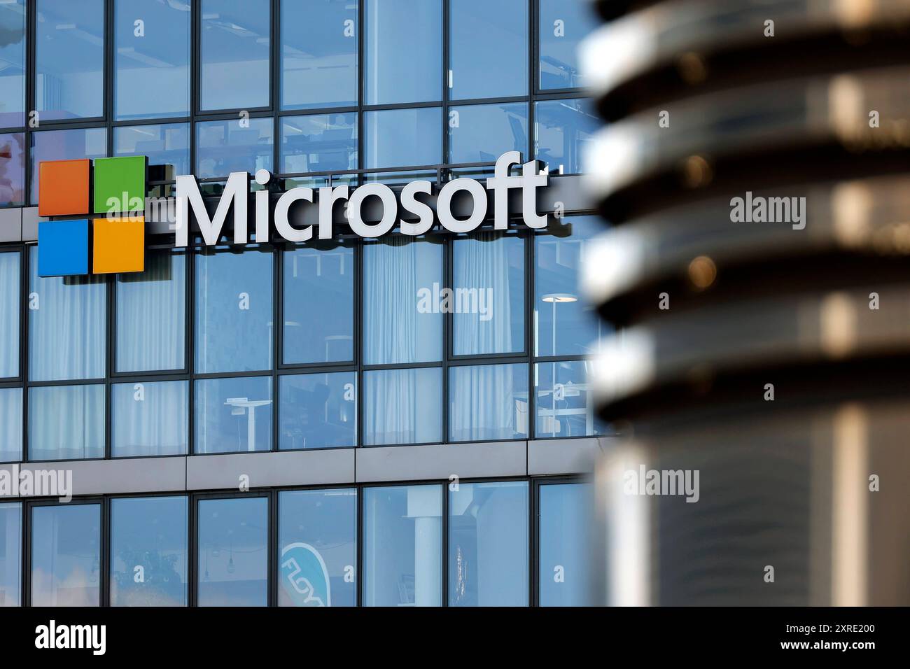 Logo der Microsoft Corporation am Sitz der Microsoft Deutschland GmbH ...