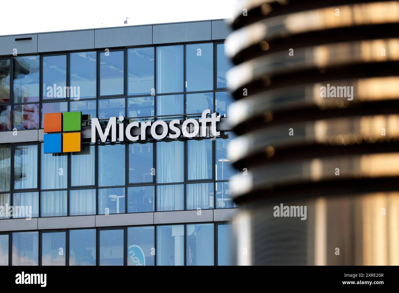 Logo der Microsoft Corporation am Sitz der Microsoft Deutschland GmbH ...
