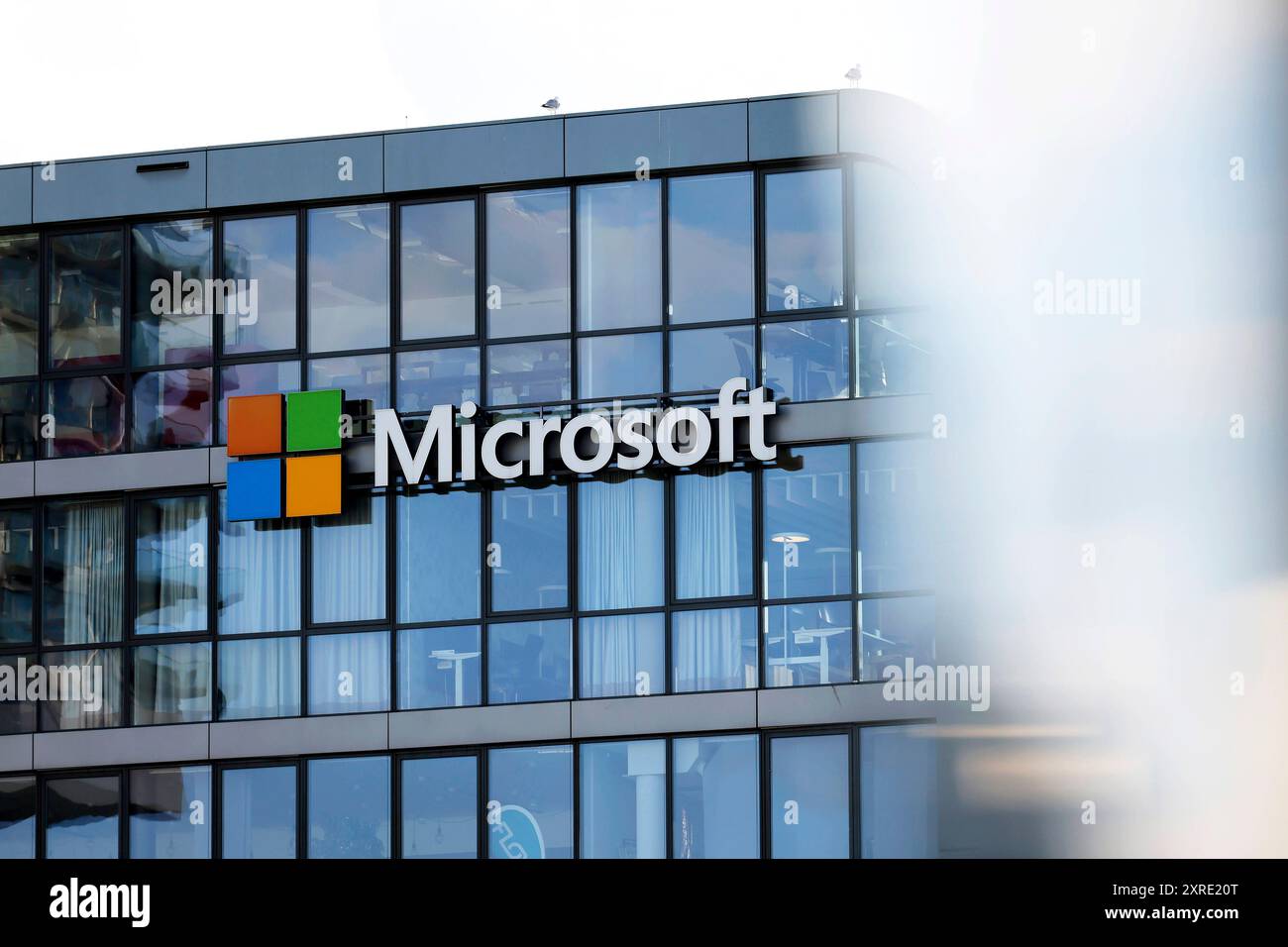 Logo der Microsoft Corporation am Sitz der Microsoft Deutschland GmbH ...