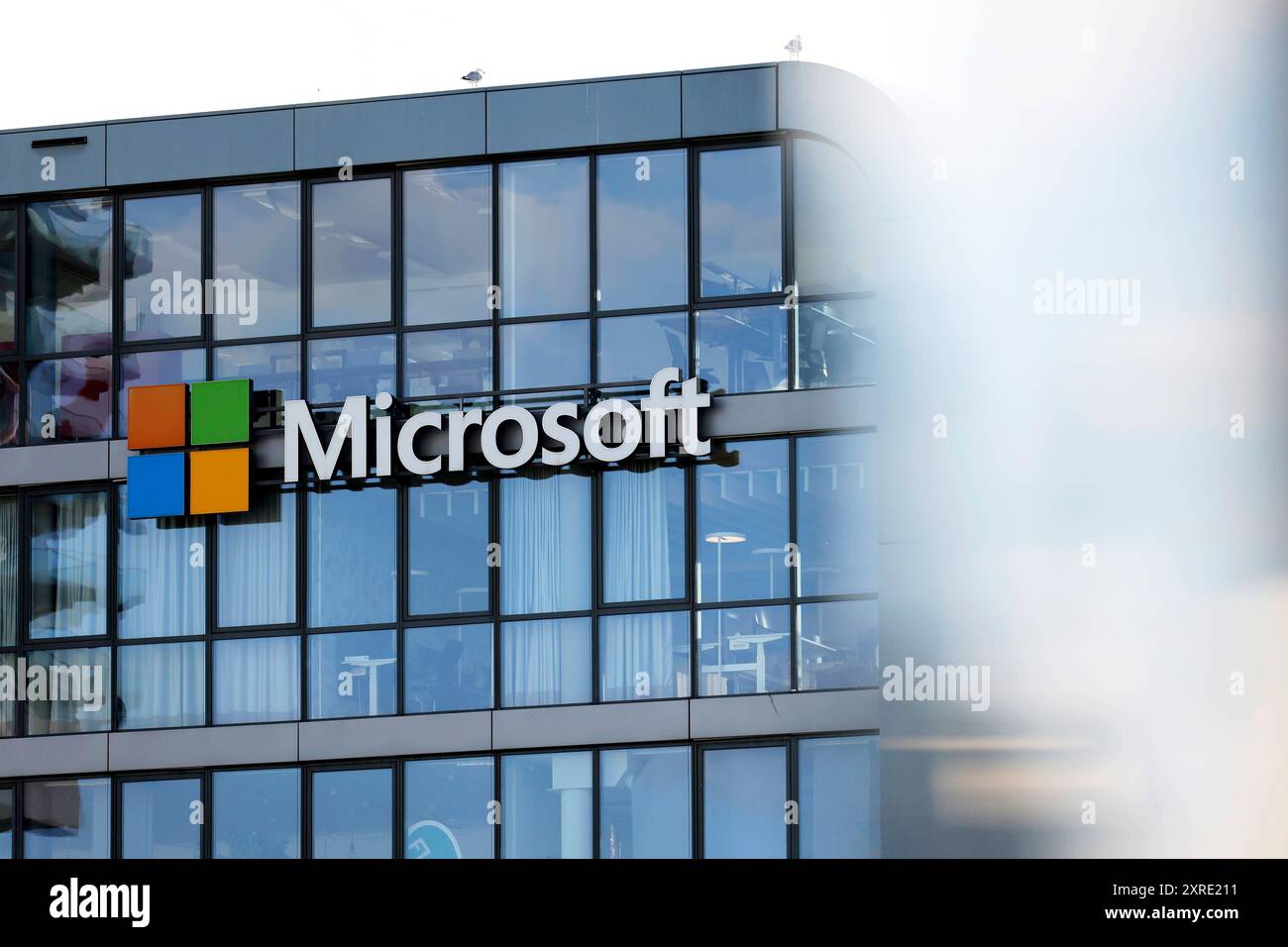 Logo der Microsoft Corporation am Sitz der Microsoft Deutschland GmbH ...