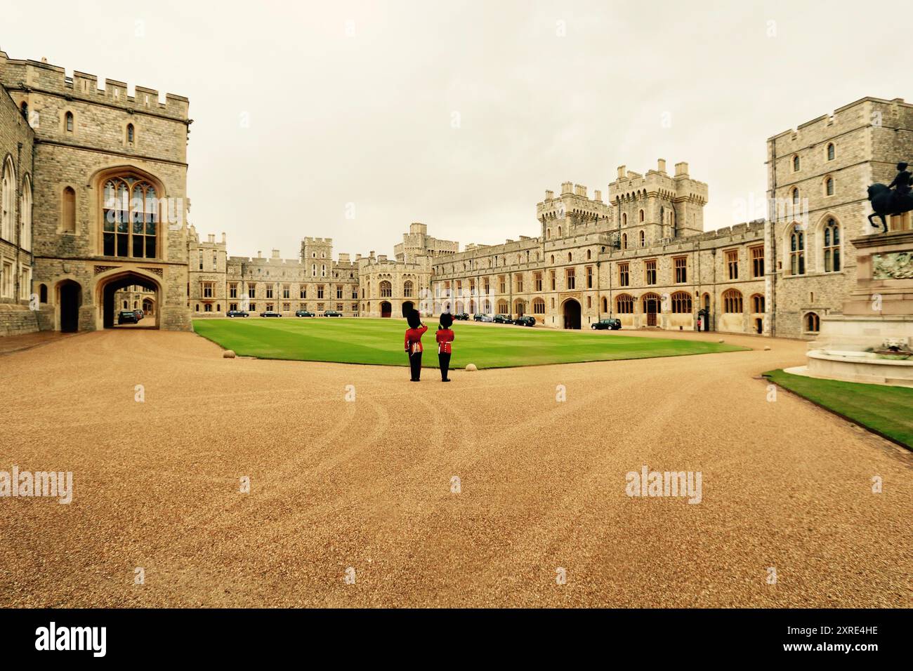 Windsor castle courtyard hi-res stock photography and images - Alamy