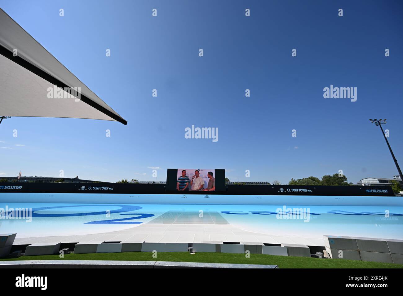 Hallbergmoos, Germany. 10th Aug, 2024. The blue of the sky is reflected ...